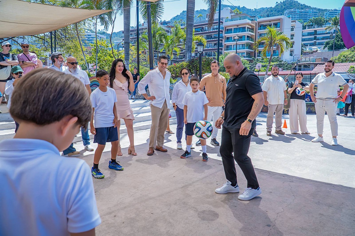Exfutbolista brasileño Roberto Carlos visitó Puerto Vallarta